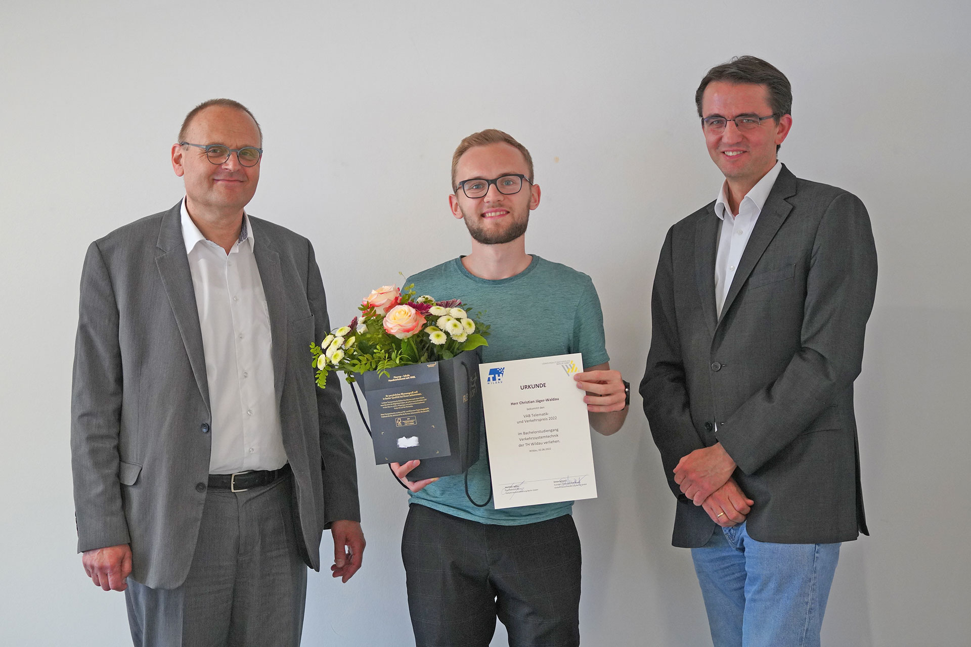 Herzlichen Glückwunsch: Drei Studierende der Telematik und ...