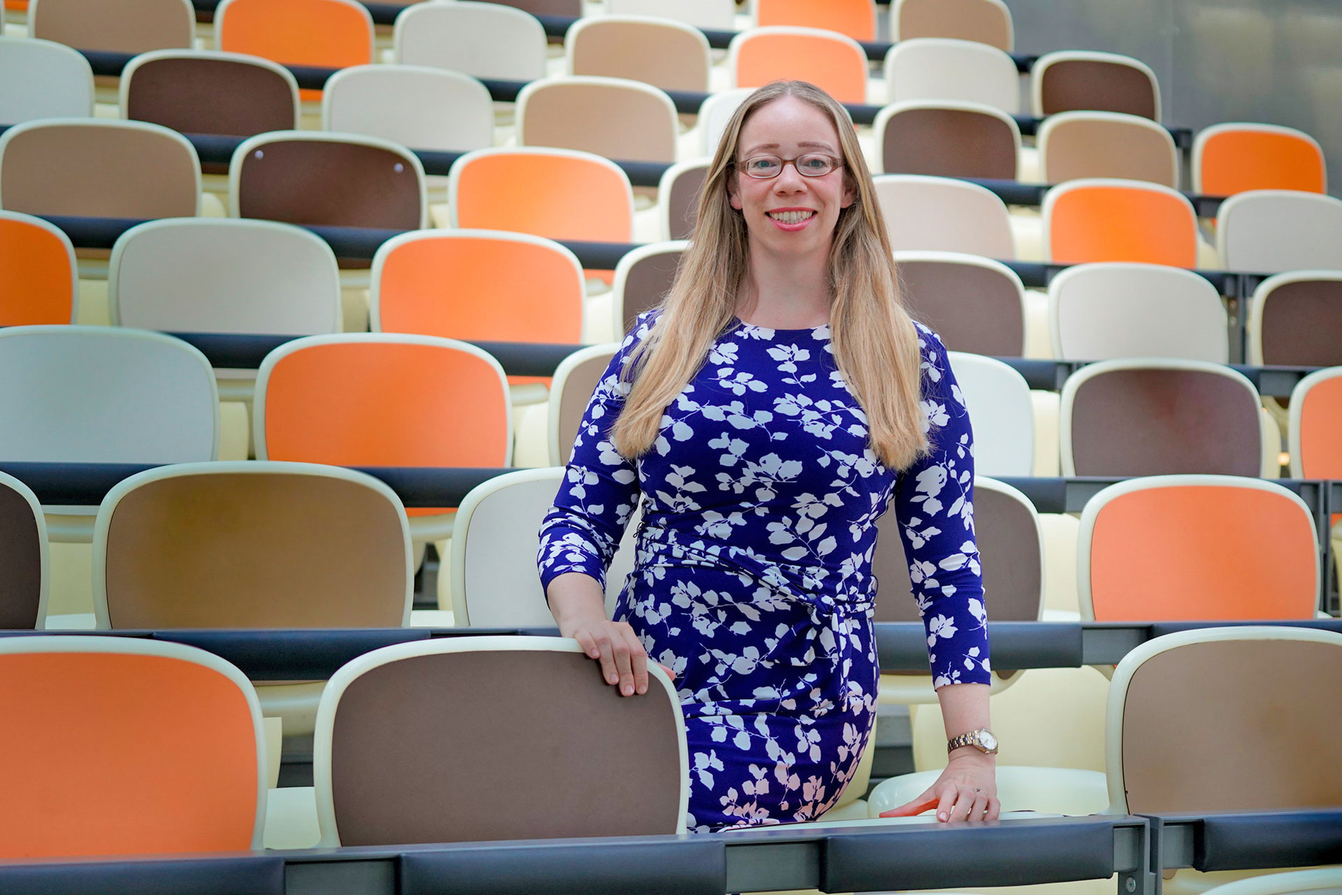 Behind THe Scenes: Hinter den Hörsaal-Kulissen. Prof. Lydia Göse im ...